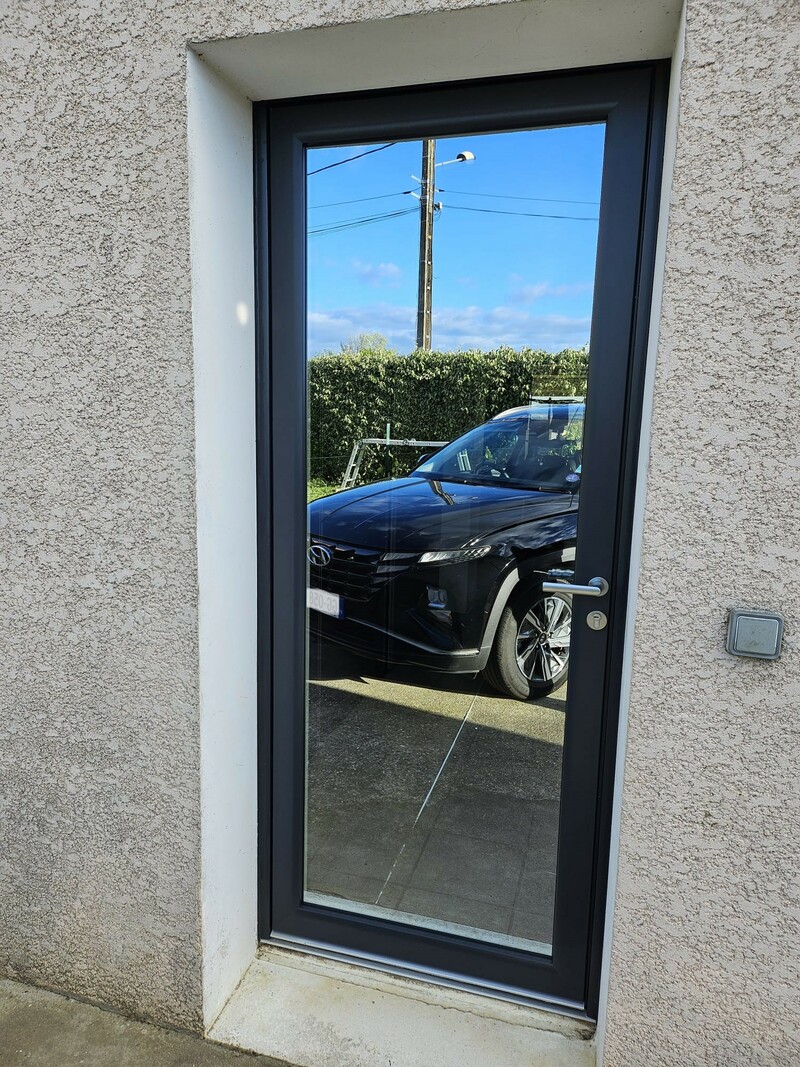 Installation d'une porte d'entrée, Made in France à St Martin Lalande | Cybèle menuiseries