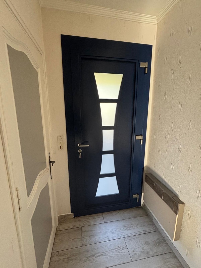 Porte d’entrée en alu Bleu Saphir : un choix design et performant pour sublimer votre maison